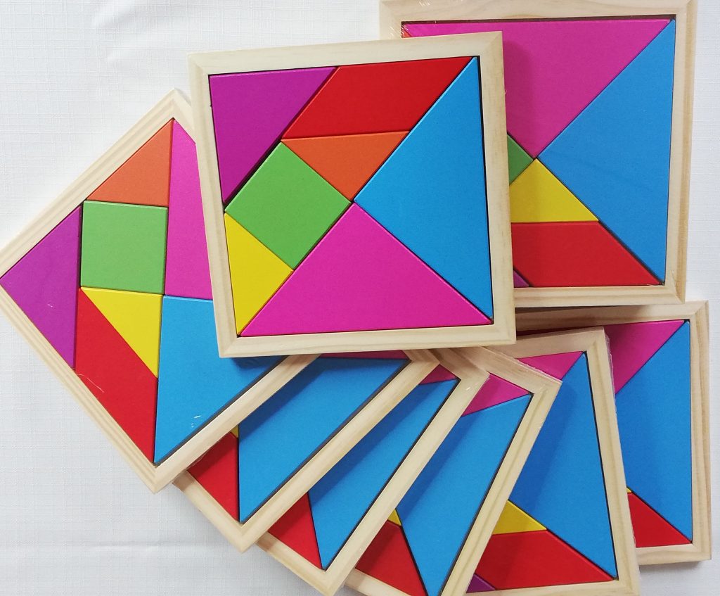 Tangram in wooden box (mini) - Play2Learn